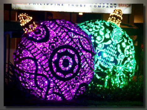 Solve Things that Glisten/Glow jigsaw puzzle online with 12 pieces