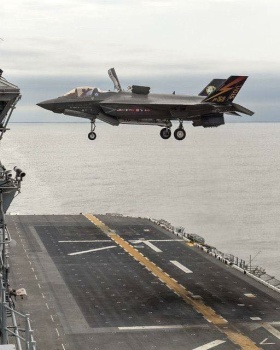 Solve F-35B in the hover. jigsaw puzzle online with 48 pieces
