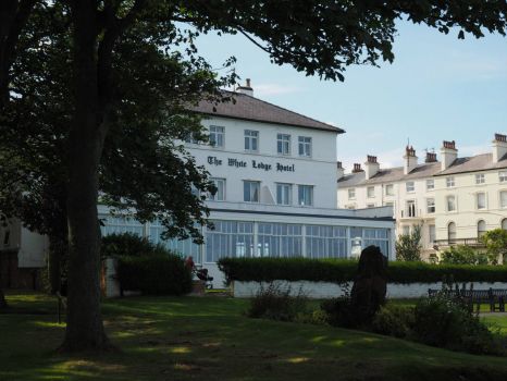 Solve White Lodge Hotel, Filey jigsaw puzzle online with 30 pieces