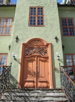 Solve A Door in Norway jigsaw puzzle online with 12 pieces