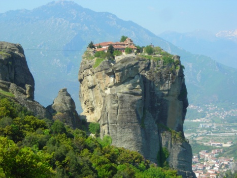 Solve Grecia Meteore jigsaw puzzle online with 396 pieces