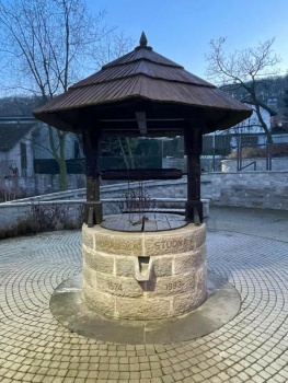 Solve Bratislava - Dúbravka, studna jigsaw puzzle online with 48 pieces