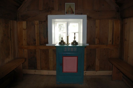 Solve IJsland inside little church jigsaw puzzle online with 126 pieces