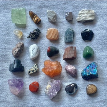 Solve Pretty Rocks jigsaw puzzle online with 25 pieces