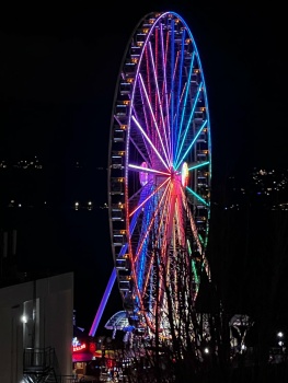 Jigsaw Puzzle | 130 pieces | A Ferris Wheel at night in Seattle | Jigidi