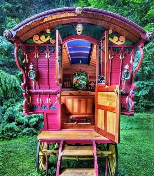 Solve GORGEOUS GYPSY CART jigsaw puzzle online with 110 pieces