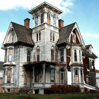 Solve Abandoned old mansion in Coudersport, PA. jigsaw puzzle online with 144 pieces