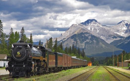 Solve Train 2816, Banff National Park jigsaw puzzle online with 77 pieces