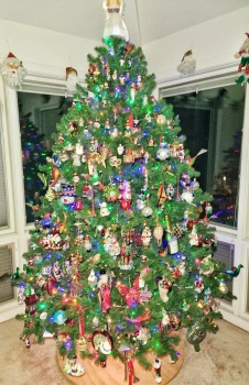 Solve Our Christmas Tree jigsaw puzzle online with 35 pieces