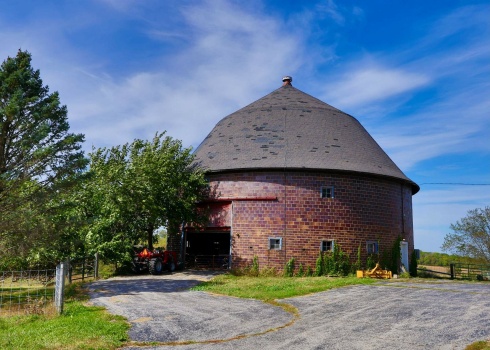 Solve ROUND BARN jigsaw puzzle online with 165 pieces
