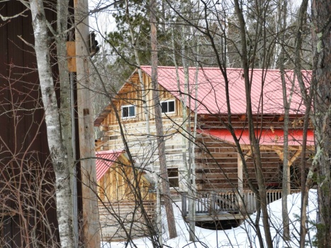 Solve Square-log building tucked away jigsaw puzzle online with 20 pieces