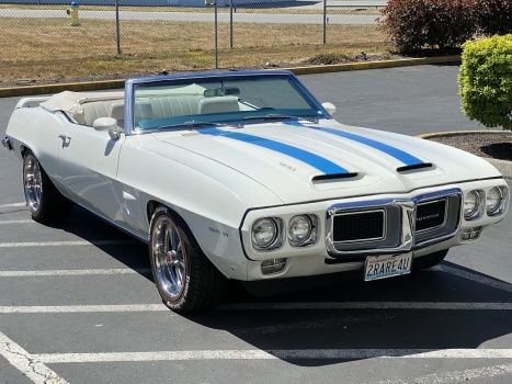 Solve 1969 Pontiac Trans Am convertible jigsaw puzzle online with 88 pieces