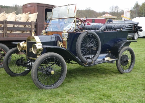 Solve 1913 Ford Model-T Tourer jigsaw puzzle online with 300 pieces