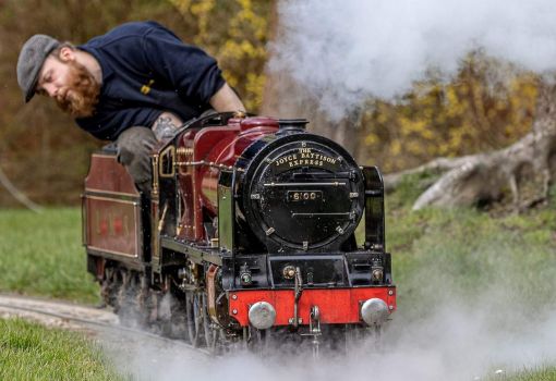 Solve Newby Hall Miniature Railway jigsaw puzzle online with 24 pieces