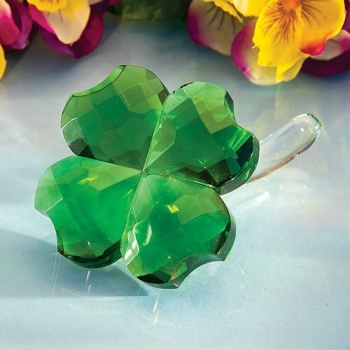 Solve Crystal Four Leaf Clover jigsaw puzzle online with 64 pieces