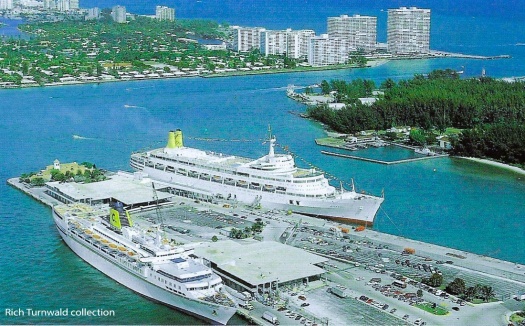 Solve CANBERRA and COSTARIVIERA (ex-GUGLIELMO MARCONI) at Port ...