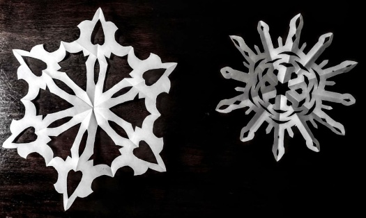 Solve Two Paper Flakes jigsaw puzzle online with 40 pieces