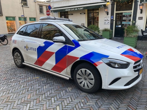 Solve 2811 Dutch police car 🚔 jigsaw puzzle online with 12 pieces