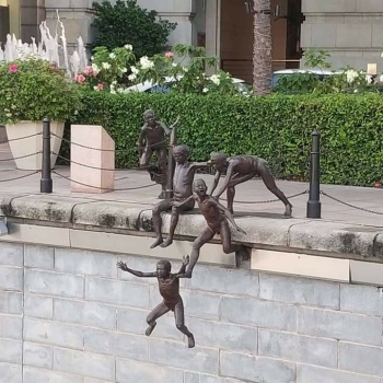 Solve Singapore sculpture , First Generation jigsaw puzzle online with ...