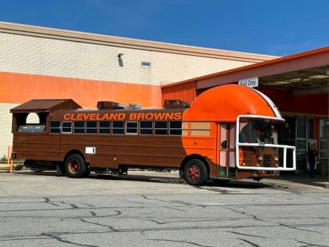 Solve Cleveland Browns Bus jigsaw puzzle online with 176 pieces