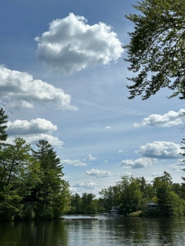 Solve Peaceful day jigsaw puzzle online with 63 pieces