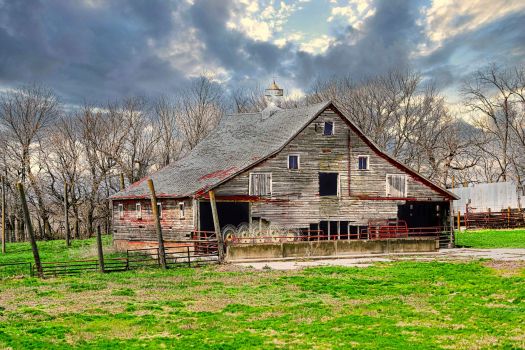 Solve Old Midwestern Barn jigsaw puzzle online with 150 pieces