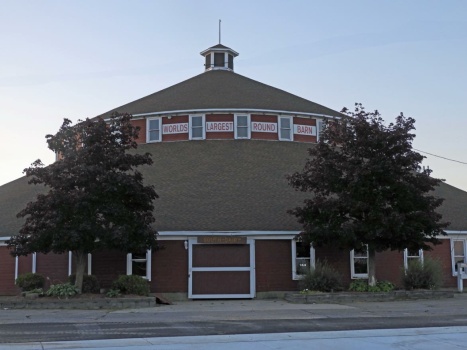 Solve World's largest round barn jigsaw puzzle online with 20 pieces