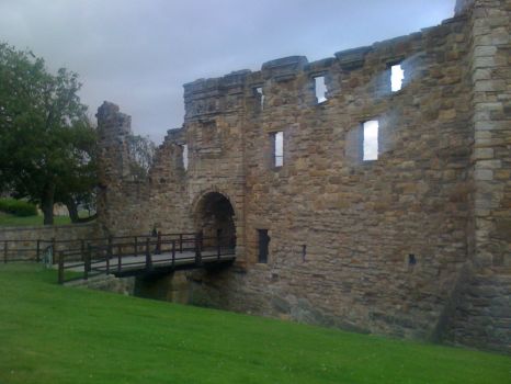 Solve St Andrews Castle jigsaw puzzle online with 540 pieces