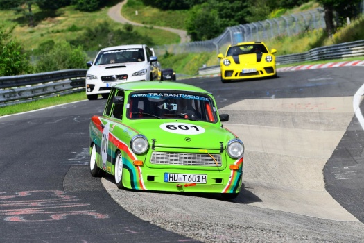 Solve Trabi Racing mit Freunden NOS 1 jigsaw puzzle online with 352 pieces