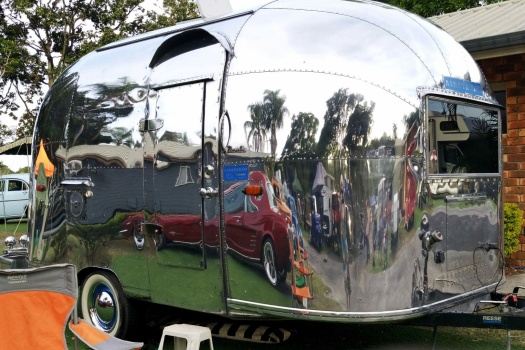 Solve Airstream Silver Bullet Caravan jigsaw puzzle online with 117 pieces