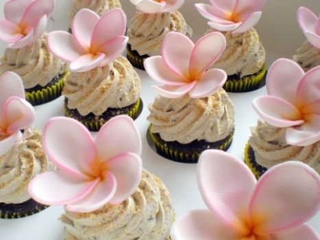 Solve Plumeria Fairy Cakes jigsaw puzzle online with 35 pieces