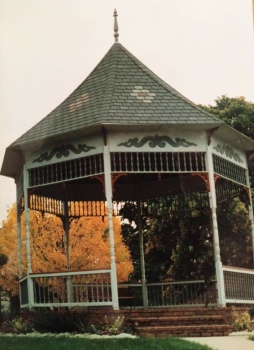 Solve Old Fashioned Band Shell jigsaw puzzle online with 108 pieces