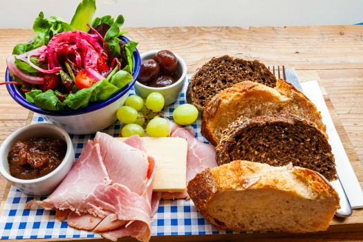 Solve Lunch is served jigsaw puzzle online with 330 pieces