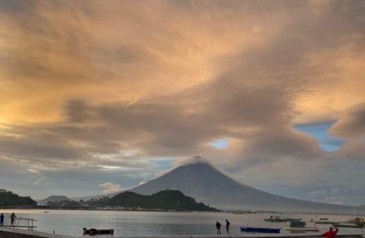 Solve Mt. Mayon jigsaw puzzle online with 12 pieces