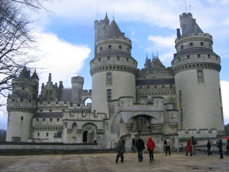 Solve Le château de Pierrefonds jigsaw puzzle online with 88 pieces