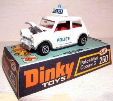 Solve DINKY TOYS - POLICE MINI COOPER S jigsaw puzzle online with 30 pieces