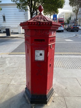 Solve Queen Victoria mail box jigsaw puzzle online with 99 pieces