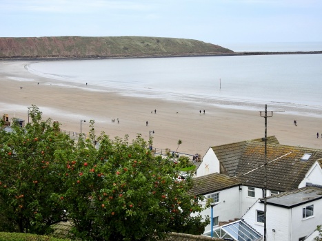 Solve Filey Bay jigsaw puzzle online with 99 pieces