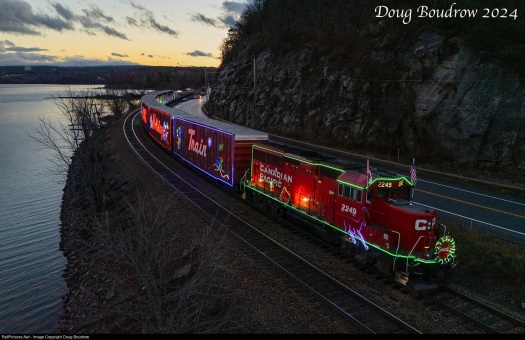 Solve Waiting for a late Amtrak passenger... train! jigsaw puzzle online with 40 pieces