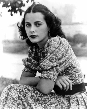 Solve Hedy Lemarr jigsaw puzzle online with 42 pieces
