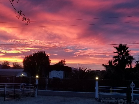 Solve AZ winter sunset jigsaw puzzle online with 165 pieces