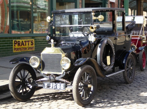 Solve 1917 Ford Model-T jigsaw puzzle online with 300 pieces