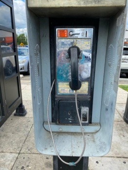 Solve Public phone jigsaw puzzle online with 20 pieces