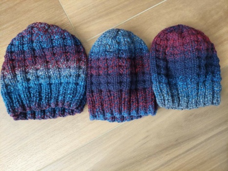 Solve Winter Hats jigsaw puzzle online with 12 pieces