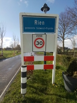 Solve Rien Fryslân Netherlands jigsaw puzzle online with 12 pieces