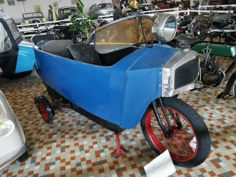 Solve Morgan "Monotrace" - 1926 jigsaw puzzle online with 221 pieces