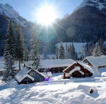 Solve Zima na selu jigsaw puzzle online with 100 pieces