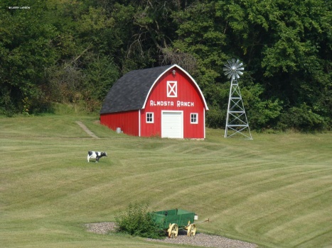 Solve RED BARN jigsaw puzzle online with 130 pieces