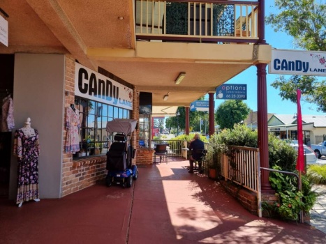 Solve Candy Lane jigsaw puzzle online with 12 pieces