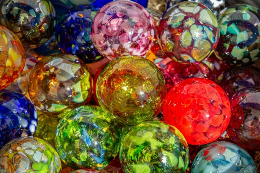 Solve Glass balls jigsaw puzzle online with 40 pieces